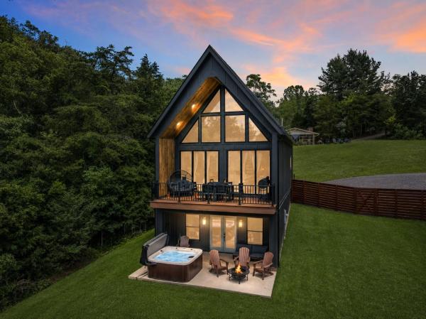 Lake Haus Cabin - Hot Tub, Sauna, Lake View, Wi-fi - Luray, VA