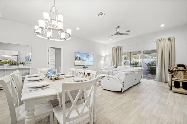 Azure Relaxing Escape Villa | Private Pool & Spa - Venice, FL