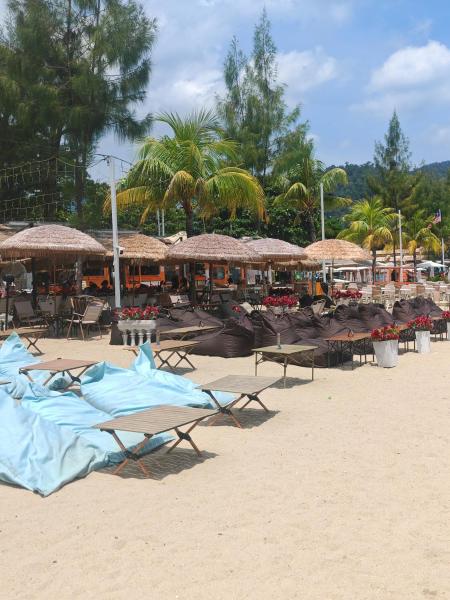 By The Sea Batu Ferringhi Beach Front, Seaview And Pool Front - Batu Ferringhi