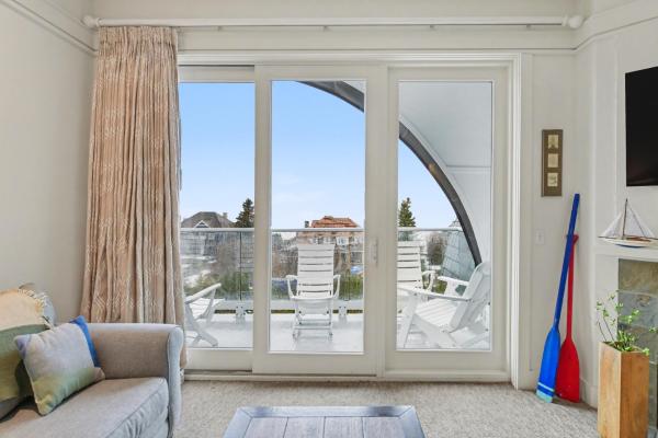 Captain's Lakeview Suite 419 In Bay Harbor Offers Stunning Views And Modern Comforts. - Petoskey, MI