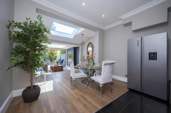 Stylish London Flat With Garden And Parking Space - Pass The Keys - Woolwich