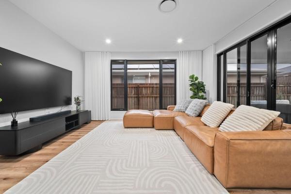 Brand New Home Modern Comfort Study And Gym - MacLeay Island