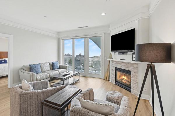 Maritime Lakeview Suite 409: Enjoy Stunning Lake Views In Bay Harbor, Mi. - Petoskey, MI
