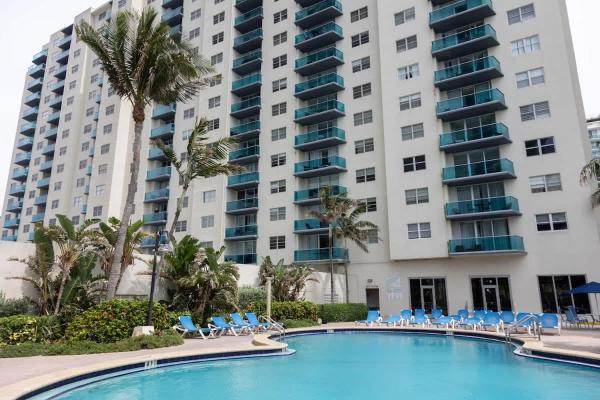 Beachfront 1br Apartment W-kitchen - No Resort Fee - Hollywood, FL