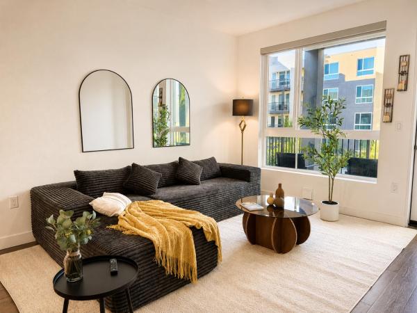 Bright Condo 10 Min From Disneyland With Pool & Gym - Irvine, CA