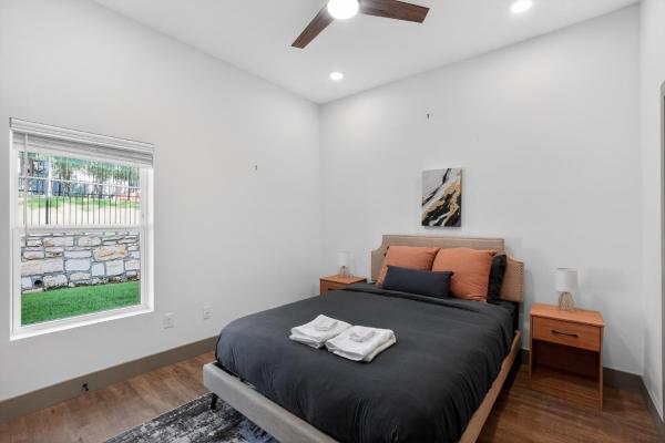 Spacious 2-bedroom With Modern Finishes - Austin, TX