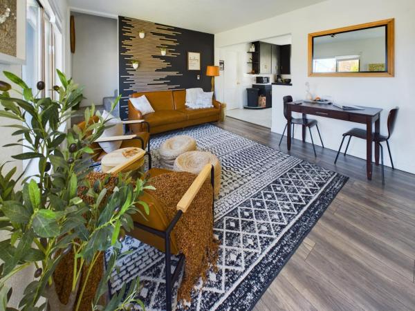 Modern Earthy Bungalow I King Beds I Osu - Oregon