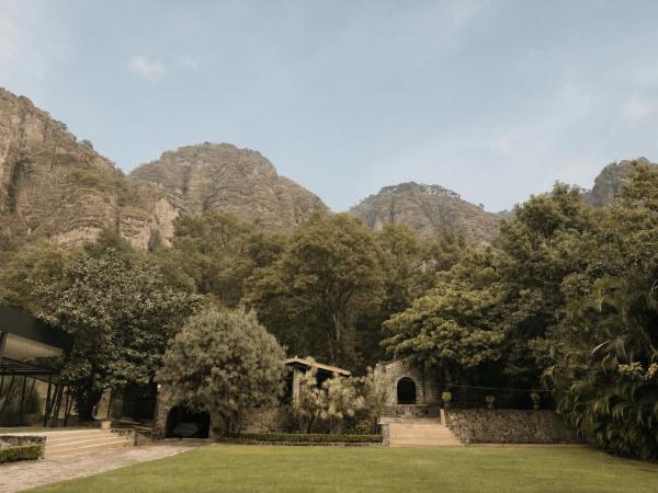 Bajo La Montaña - Tepoztlán