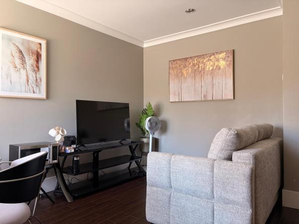Bright And Cozy 1b1b Suite Near Yvr, Dt, Free Parking And Private Entrance - Burnaby