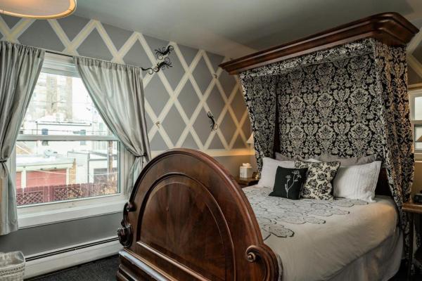 The Columbine Room - Queen Anne Bed & Breakfast - Denver, CO