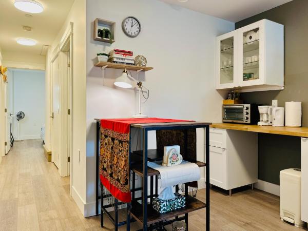 Private Suite - Near Skytrain To Dt - Free Parking - Burnaby