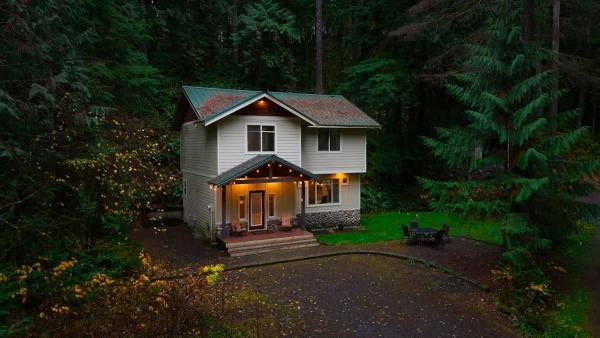 Snowline Hillside Chalet - Glacier, WA