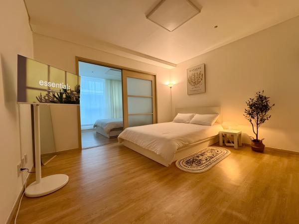 Healing Stay Just 3 Minutes On Foot From Gwanghwamun, Within Walking Distance To Myeongdong, Gyeongbokgung, And Insadong - Seoul