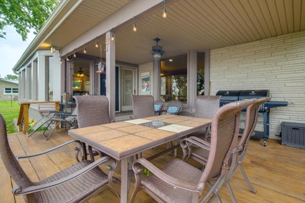 Game Room, Dock & Family Fun! Wolf Creek Retreat - Grove, OK