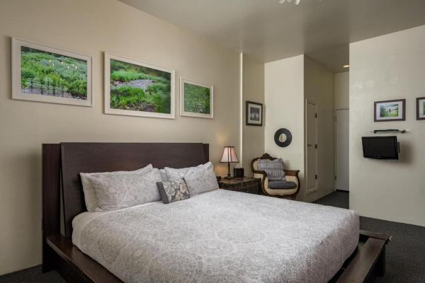 Local Artist Suite #2 - Queen Anne Bed & Breakfast - Okinawa, Japan