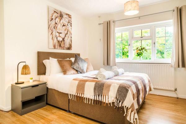 5 Bedroom House, Private Parking, Near Gatwick Airport, Contractor & Family Friendly Fast Wi-fi & Self Check-in, Giostays - Crawley