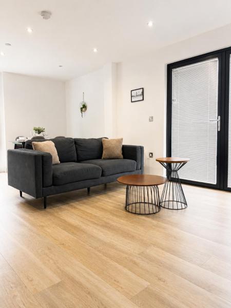 Stylish 2 Bed Flat - Near City Centre - Balcony - Salford