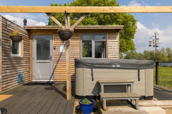 Cosy Cabin With Hot Tub And Lakeview In Cotswolds - Pass The Keys - Cotswolds