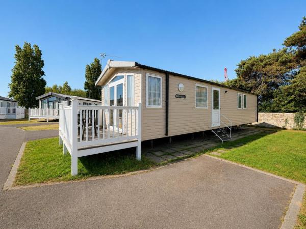 Lovely 8 Berth Caravan With Front Decking At Naze Marine, Ref 17022sl - Essex