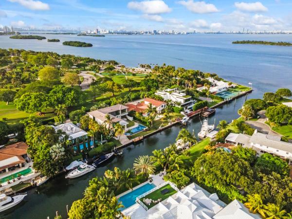 Luxurious Miami Waterfront Gateaway, A Location - Miami Beach, FL