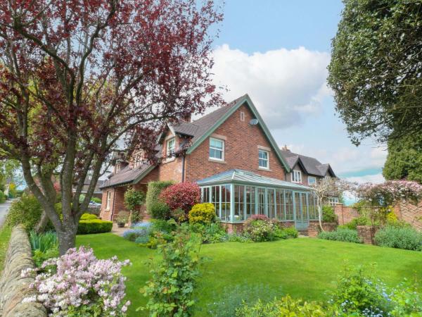The Garden House - Alton Towers & Peak District - Uttoxeter