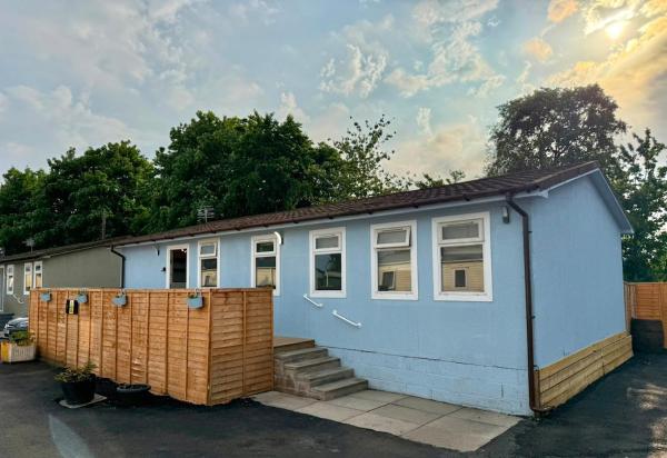 Shell's Lodge Compact 8-bedroom Chalet Maryville Caravan Site Uddingston, Glasgow - East Kilbride