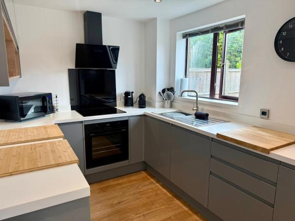 Modern 2-bedroom House In Worcester, Free Parking & Near M5 - Worcester