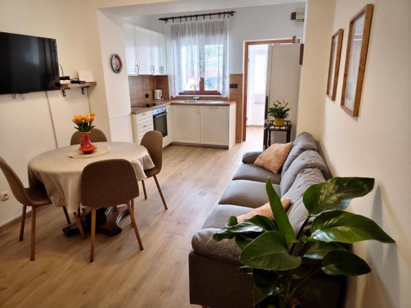 Apartment Malenko - Charming 2-bedroom House Near Old Town - Skradin