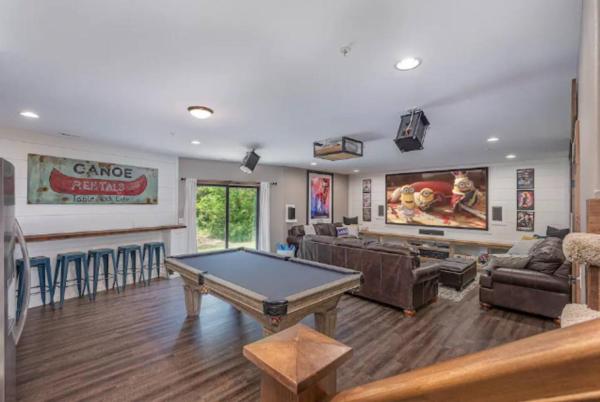 Spacious 8 Br Family Home With Fun Room & Hot Tub - Missouri