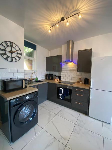 Modern 2 Bedroom City House - Free Parking - Swansea