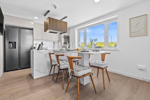 Luxury 3 Bed Modern Design Home Guildford, Chic Spacious Design - Sleeps 8, Free Parking! Pet Friendly, Great For Groups- By Blue Puffin Stays - Woking