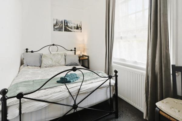 Egham Lovely Studio Self Contained 2 Mins Station - Staines-upon-Thames