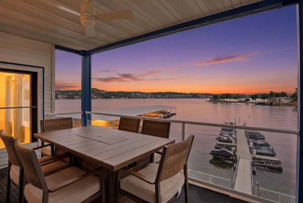 3b 2b Lakefront Seasonalpool Hot Tub Dock - United States
