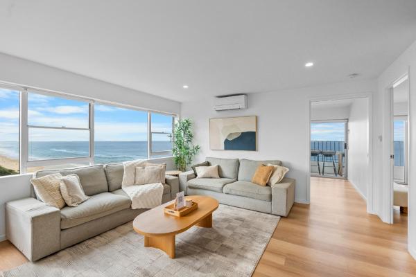 The Coastal - Fully Renovated Beachfront 3 Bedroom Unit With Parking & Pool - Surfers Paradise