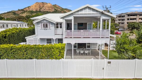 Coastal Corner, Luxury Queenslander On The Strand - Townsville