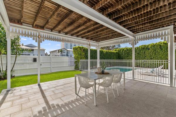 Coastal Corner | Poolside Retreat On The Strand - タウンズビル