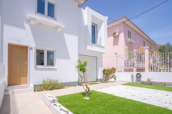 Modern Villa With Garden And Private Parking - Portela