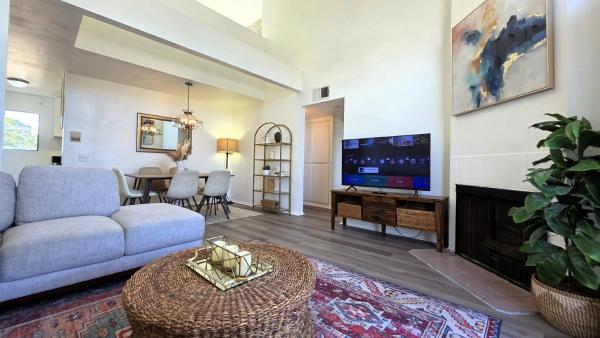 Modern 2 Bedroom Penthouse Loft 10 Min To Rodeo Drive Walk To Restaurants - West Hollywood, CA