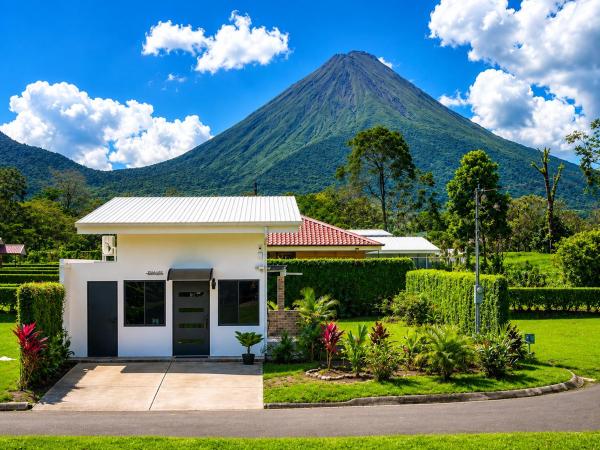 Villa Los Perezosos - Private Jacuzzi & Arenal Volcano View - La Fortuna - La Fortuna