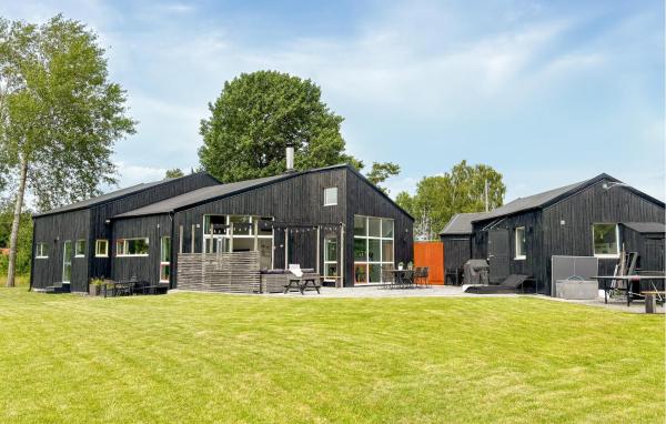Gorgeous Home In Gråbo With Sauna - Lerum