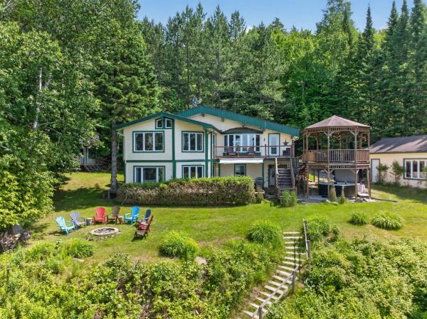 Spa & Waterfront - Chalet Le Colibri - Laurentides