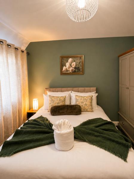 Luxury Stylish 3br House With Garden Parking Near Cribbs And M5 By Goldenhoursstay - Brístol