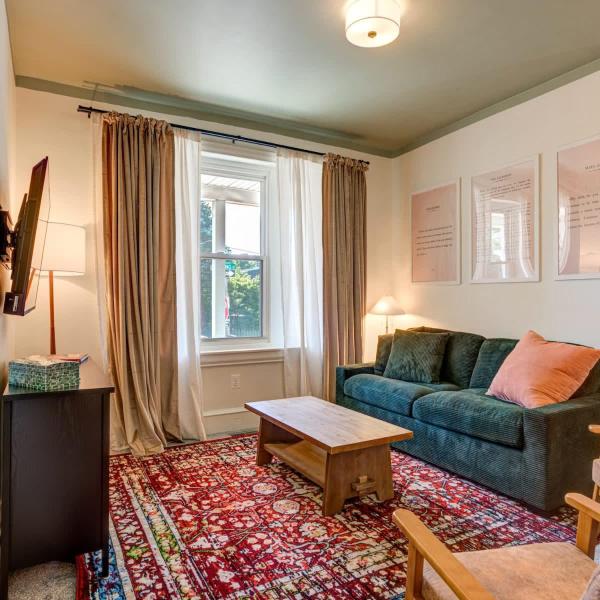 Manayunk Apt Driveway Parking Sleeps 6 Walkable - Chestnut Hill, PA