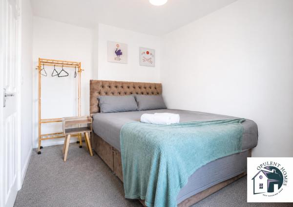 Bright 4-bed Detached Property - Work & Team Ready - Reading Central - Reading