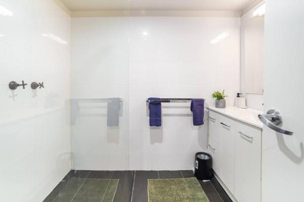 Deluxe Queen Room - Sleeps 2 - Parramatta