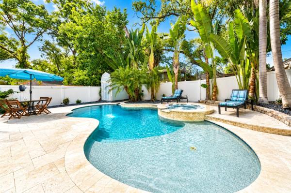 Minutes To Tampa Fun Private Pool & Spa Getaway - Tampa, FL
