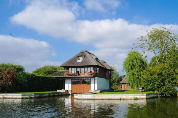 Ferry View On The Main River Bure In Beautiful Horning Village On The Norfolk Broads - Wroxham