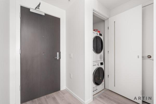 Sleek 1br And Den Condo With City And Mountain Views - Burnaby