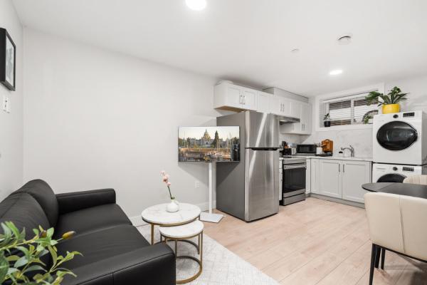 Modern 2br Basement Suite - Steps To Skytrain - Vancouver