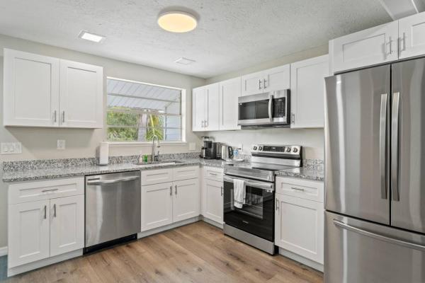Manasota Beach Retreat Sleeps 16 - 베니스